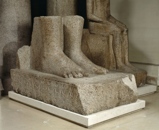 | Pieds d'une statue colossale d'Aménophis III | Images d’Art | Pieds d'une statue colossale d'Aménophis III | Images d’Art