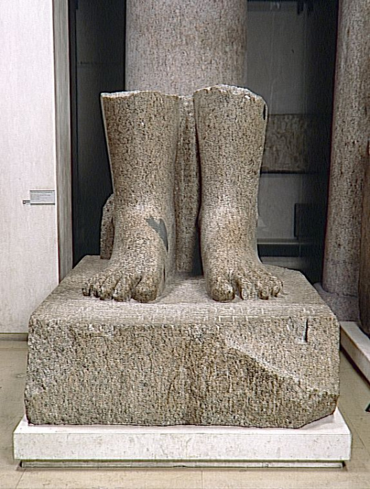 | Pieds d'une statue colossale d'Aménophis III | Images d’Art | Pieds d'une statue colossale d'Aménophis III | Images d’Art